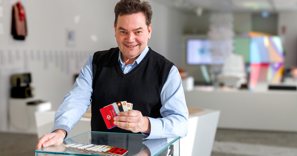 Marko on säästänyt lapsuudestaan asti pankkikirjat ja -kortit: mukana ...