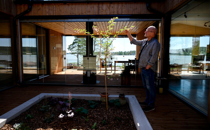 Tommy Hellsten rakensi seesteisyyttä huokuvan atriumtalon Loviisan ...